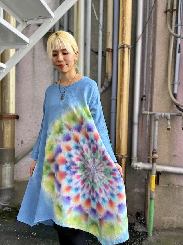 タイダイ染め 新型ヘンリーネック長袖ワンピース 淡い天色に幻想的で華やかな大曼荼羅 HD20-39 | iichi 日々の暮らしを心地よくするハンドメイドやアンティークのマーケットプレイス