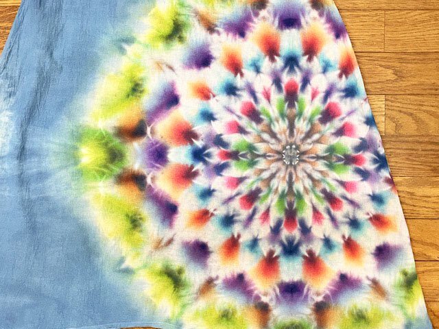 タイダイ染め 新型ヘンリーネック長袖ワンピース 淡い天色に幻想的で華やかな大曼荼羅 HD20-39 | iichi 日々の暮らしを心地よくするハンドメイドやアンティークのマーケットプレイス