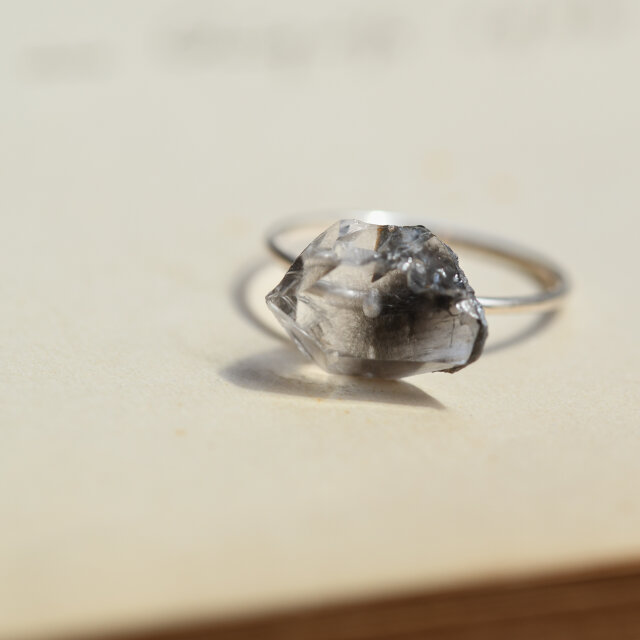 【004 Black Majic Collection】 ブルッカイトインクォーツ (水晶) 鉱物 リング (No.3360) | iichi 日々の暮らしを心地よくするハンドメイドや ...