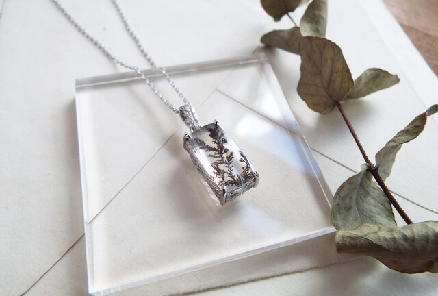 【一点物】デンドリティッククォーツのネックレス（薄氷Ⅱ） | iichi 日々の暮らしを心地よくするハンドメイドやアンティークのマーケットプレイス