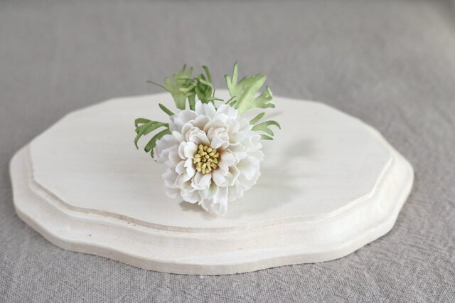 布花 八重咲きコスモスブローチ 993 | iichi 日々の暮らしを心地よくするハンドメイドやアンティークのマーケットプレイス