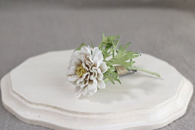 布花 八重咲きコスモスブローチ 993 | iichi 日々の暮らしを心地よくするハンドメイドやアンティークのマーケットプレイス