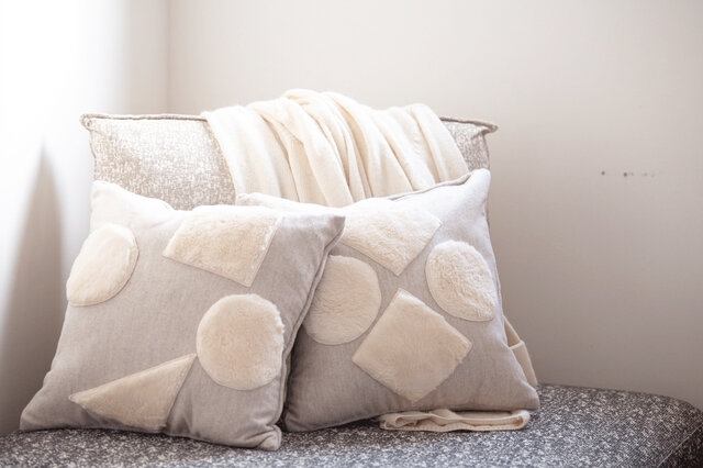 Organic cotton Fur クッションカバー【B】45㎝×45㎝ | iichi 日々の暮らしを心地よくするハンドメイドやアンティークのマーケットプレイス