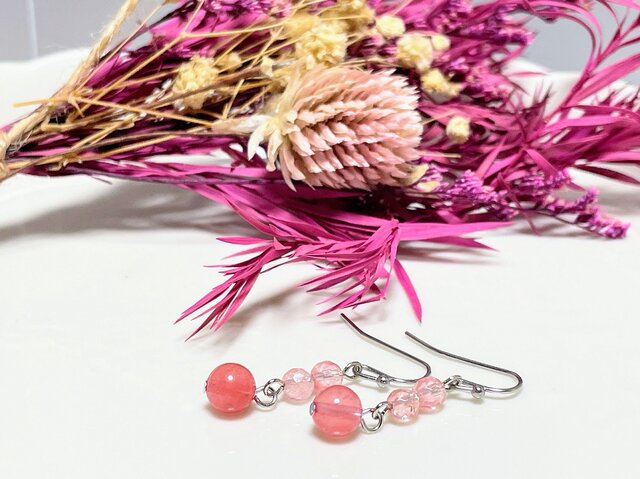 ストロベリークォーツ＆チェリークォーツのPINKピアス | iichi 日々の暮らしを心地よくするハンドメイドやアンティークのマーケットプレイス