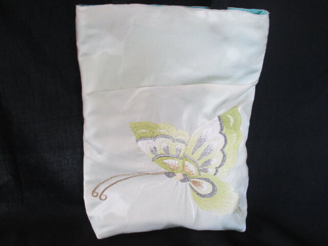90 着物リメイク トートバッグ 蝶々刺繡 B5サイズ入ります おしゃれ | iichi 日々の暮らしを心地よくするハンドメイドやアンティークのマーケットプレイス