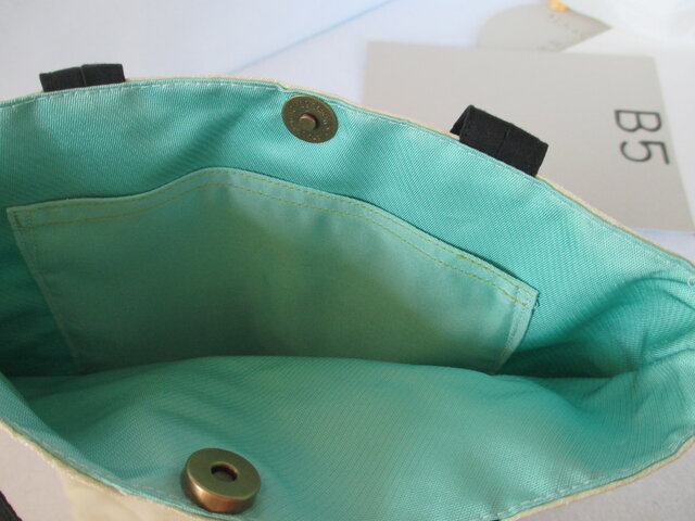 90 着物リメイク トートバッグ 蝶々刺繡 B5サイズ入ります おしゃれ | iichi 日々の暮らしを心地よくするハンドメイドやアンティークのマーケットプレイス