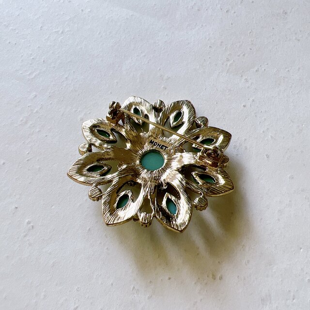 SCM10-【 Monet 】モネ・ヴィンテージブローチ 1970〜80s エメラルドグリーンフラワーモチーフ | iichi 日々の暮らしを心地よくするハンドメイドやアンティークのマーケットプレイス