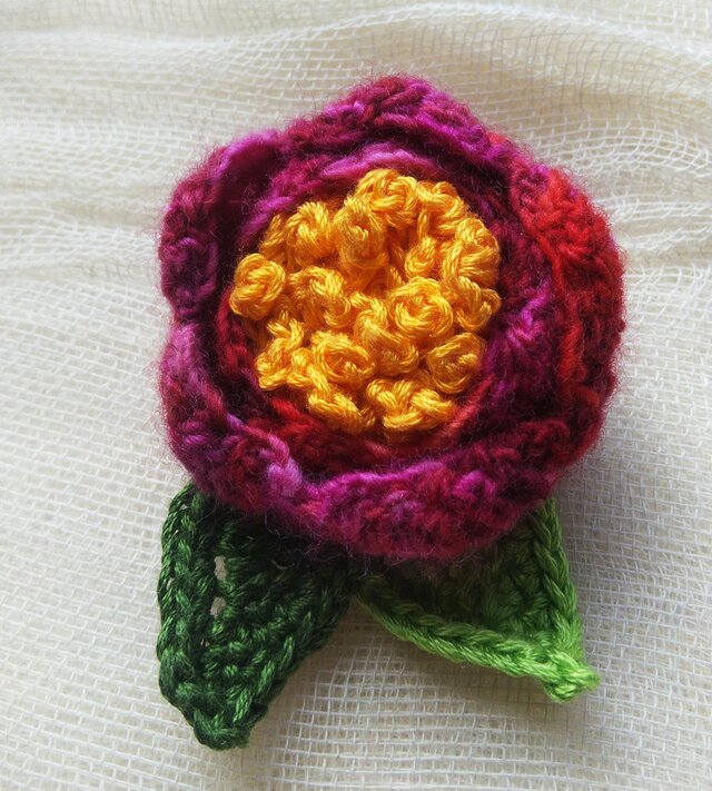 かぎ針編みブローチ《椿》 | iichi 日々の暮らしを心地よくするハンドメイドやアンティークのマーケットプレイス