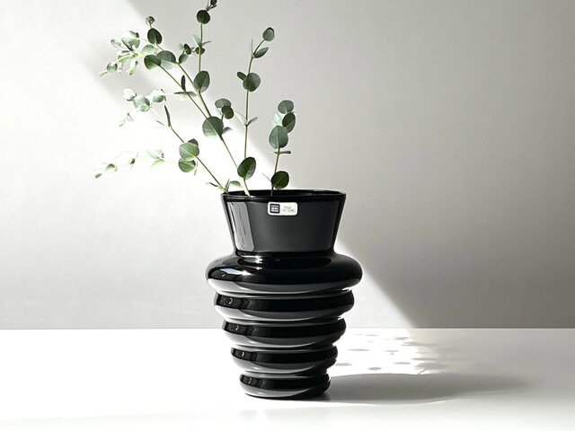 【nuutajarvi/ARABIA】 Marlene ヴィンテージ フラワーベース（M）ブラック | iichi 日々の暮らしを心地よくするハンドメイドやアンティークのマーケットプレイス