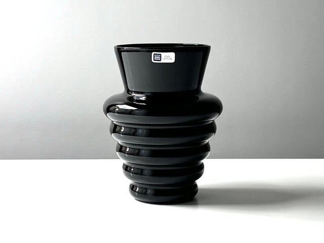 【nuutajarvi/ARABIA】 Marlene ヴィンテージ フラワーベース（M）ブラック | iichi 日々の暮らしを心地よくするハンドメイドやアンティークのマーケットプレイス