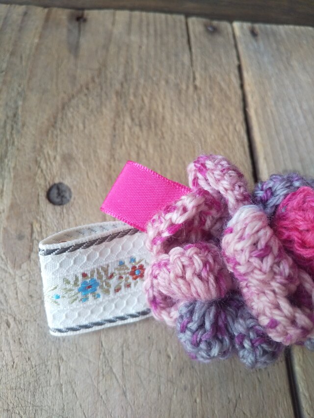 リボンのボリュームコサージュ | iichi 日々の暮らしを心地よくするハンドメイドやアンティークのマーケットプレイス