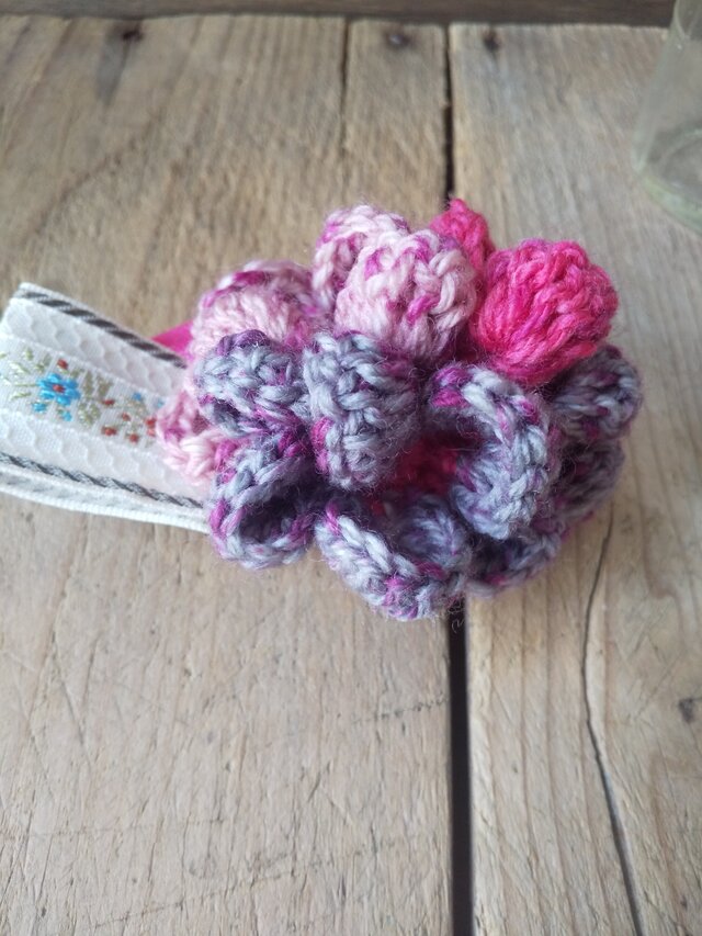 リボンのボリュームコサージュ | iichi 日々の暮らしを心地よくするハンドメイドやアンティークのマーケットプレイス