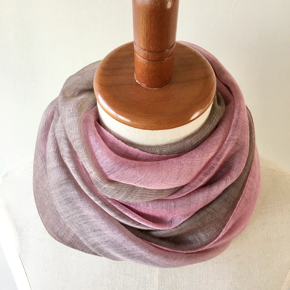 さらウール＊WOOLSILK＊今様色×灰茶色＊手染ウールシルクストール | iichi 日々の暮らしを心地よくするハンドメイドやアンティークのマーケットプレイス