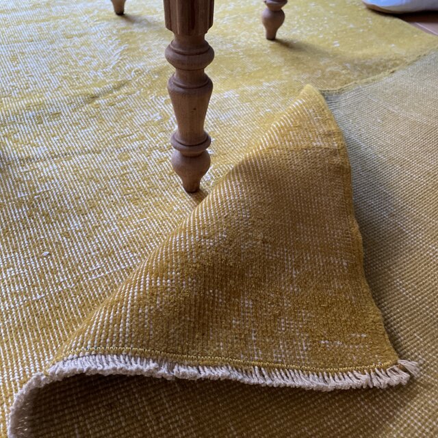 トルコヴィンテージラグ 113×190 ワンカラーラグ イエロー 擦れ | iichi 日々の暮らしを心地よくするハンドメイドやアンティークのマーケットプレイス