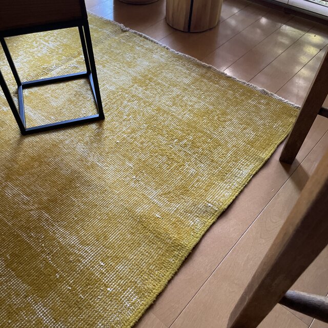 トルコヴィンテージラグ 113×190 ワンカラーラグ イエロー 擦れ | iichi 日々の暮らしを心地よくするハンドメイドやアンティークのマーケットプレイス