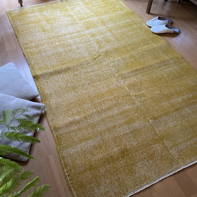 トルコヴィンテージラグ 113×190 ワンカラーラグ イエロー 擦れ | iichi 日々の暮らしを心地よくするハンドメイドやアンティークのマーケットプレイス