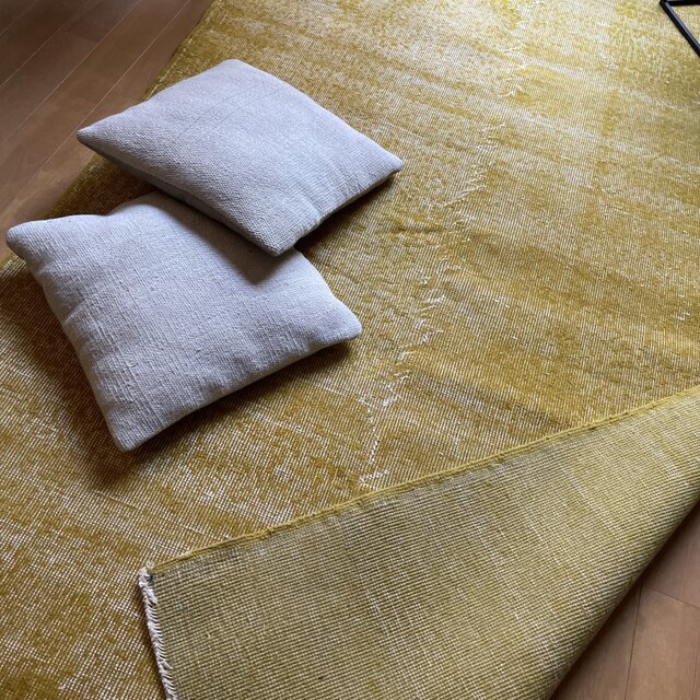 トルコヴィンテージラグ 113×190 ワンカラーラグ イエロー 擦れ | iichi 日々の暮らしを心地よくするハンドメイドやアンティークのマーケットプレイス