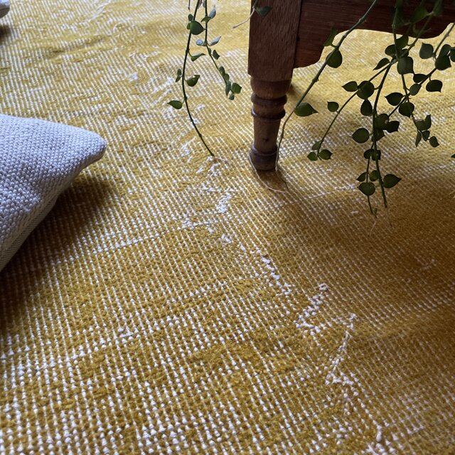 トルコヴィンテージラグ 113×190 ワンカラーラグ イエロー 擦れ | iichi 日々の暮らしを心地よくするハンドメイドやアンティークのマーケットプレイス