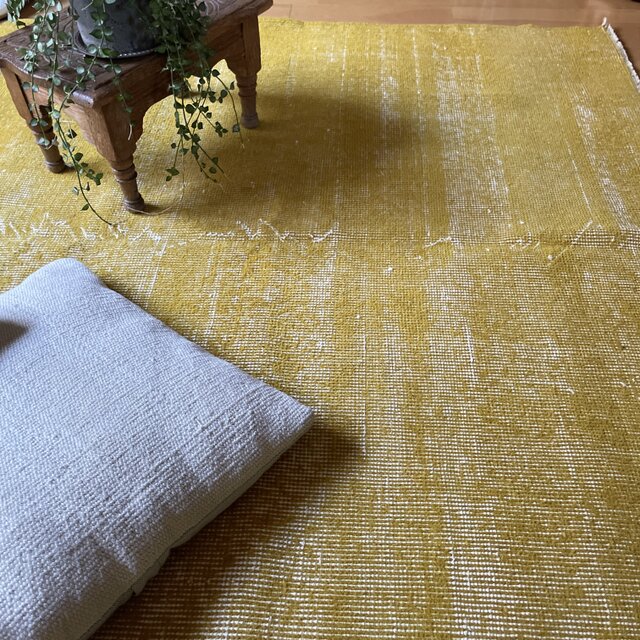 トルコヴィンテージラグ 113×190 ワンカラーラグ イエロー 擦れ | iichi 日々の暮らしを心地よくするハンドメイドやアンティークのマーケットプレイス