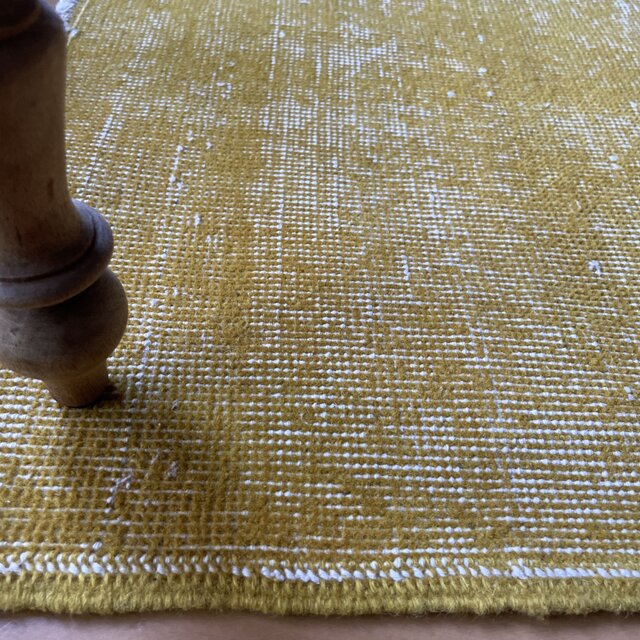 トルコヴィンテージラグ 113×190 ワンカラーラグ イエロー 擦れ | iichi 日々の暮らしを心地よくするハンドメイドやアンティークのマーケットプレイス