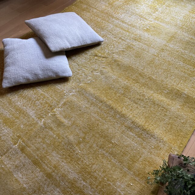 トルコヴィンテージラグ 113×190 ワンカラーラグ イエロー 擦れ | iichi 日々の暮らしを心地よくするハンドメイドやアンティークのマーケットプレイス