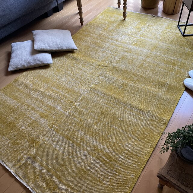 トルコヴィンテージラグ 113×190 ワンカラーラグ イエロー 擦れ | iichi 日々の暮らしを心地よくするハンドメイドやアンティークのマーケットプレイス