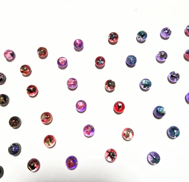 ブルー螺鈿と黒のまんまるピアスイヤリング1786 | iichi 日々の暮らしを心地よくするハンドメイドやアンティークのマーケットプレイス