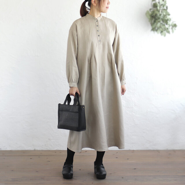 リネン スタンドカラー タックワンピース （ベージュ）OP39 | iichi 日々の暮らしを心地よくするハンドメイドやアンティークのマーケットプレイス