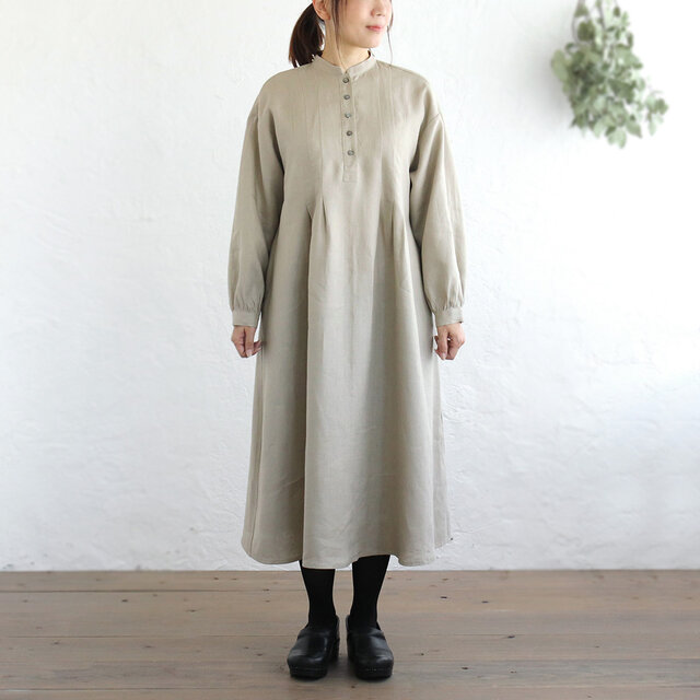 リネン スタンドカラー タックワンピース （ベージュ）OP39 | iichi 日々の暮らしを心地よくするハンドメイドやアンティークのマーケットプレイス