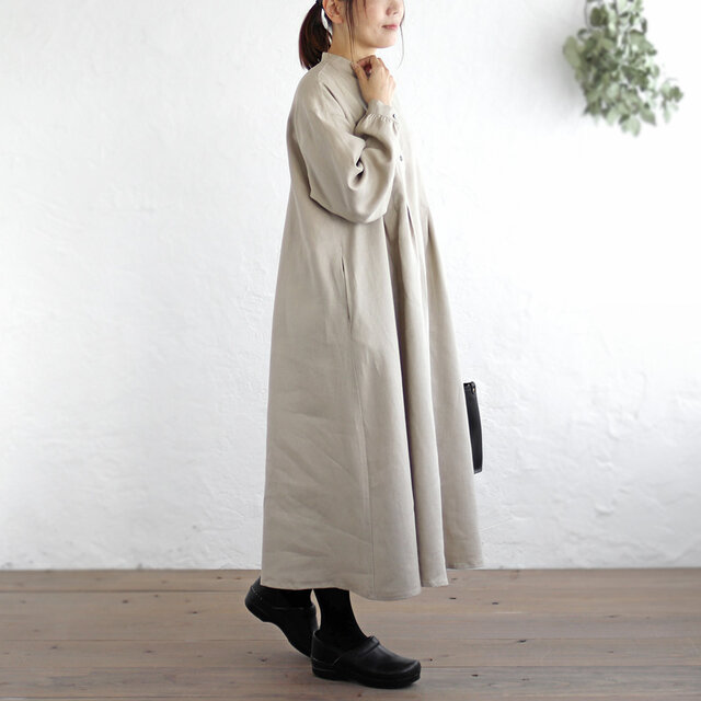 リネン スタンドカラー タックワンピース （ベージュ）OP39 | iichi 日々の暮らしを心地よくするハンドメイドやアンティークのマーケットプレイス