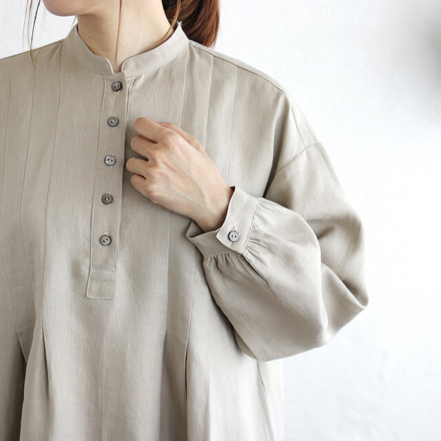 リネン スタンドカラー タックワンピース （ベージュ）OP39 | iichi 日々の暮らしを心地よくするハンドメイドやアンティークのマーケットプレイス