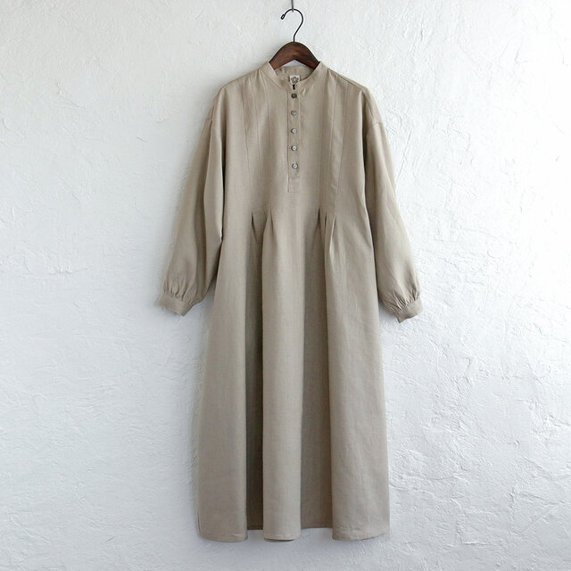リネン スタンドカラー タックワンピース （ベージュ）OP39 | iichi 日々の暮らしを心地よくするハンドメイドやアンティークのマーケットプレイス