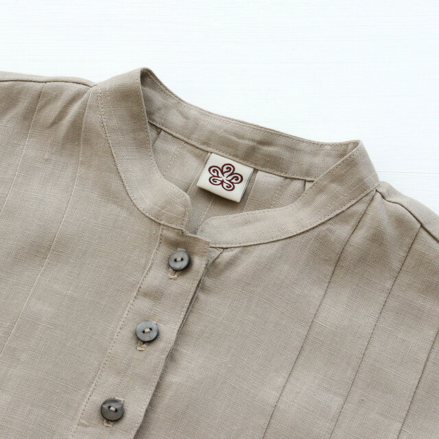 リネン スタンドカラー タックワンピース （ベージュ）OP39 | iichi 日々の暮らしを心地よくするハンドメイドやアンティークのマーケットプレイス