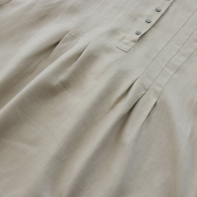 リネン スタンドカラー タックワンピース （ベージュ）OP39 | iichi 日々の暮らしを心地よくするハンドメイドやアンティークのマーケットプレイス