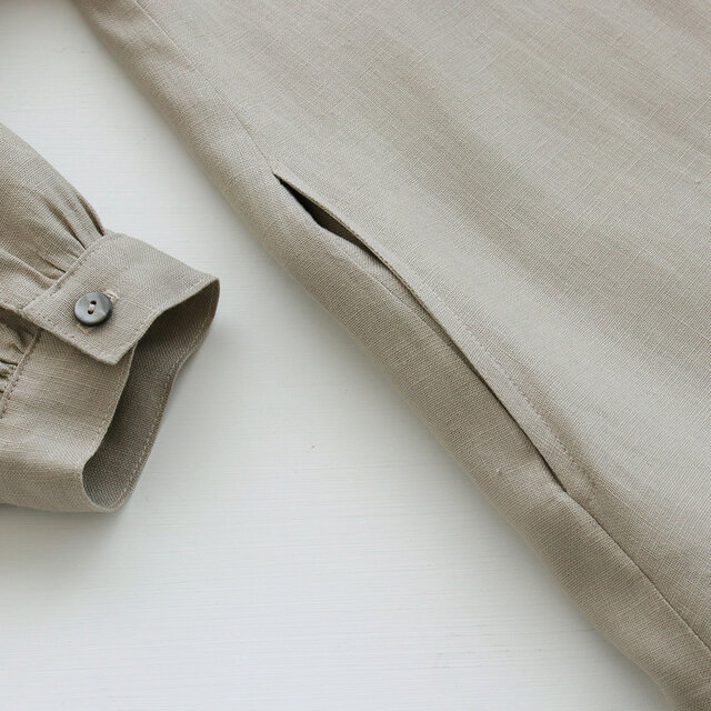 リネン スタンドカラー タックワンピース （ベージュ）OP39 | iichi 日々の暮らしを心地よくするハンドメイドやアンティークのマーケットプレイス