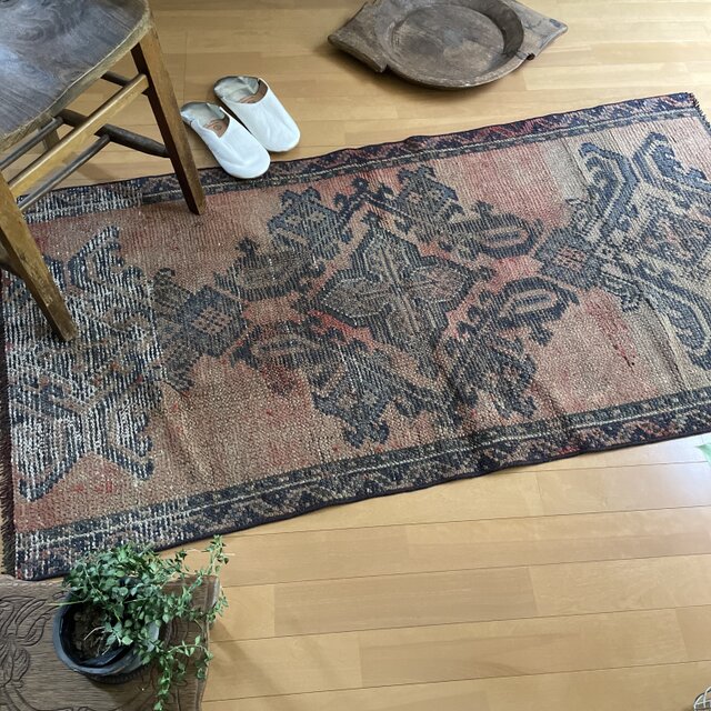 トルコヴィンテージラグ クタクタ ザクザク ウール100% 78×151 カーキ | iichi 日々の暮らしを心地よくするハンドメイドやアンティークのマーケットプレイス