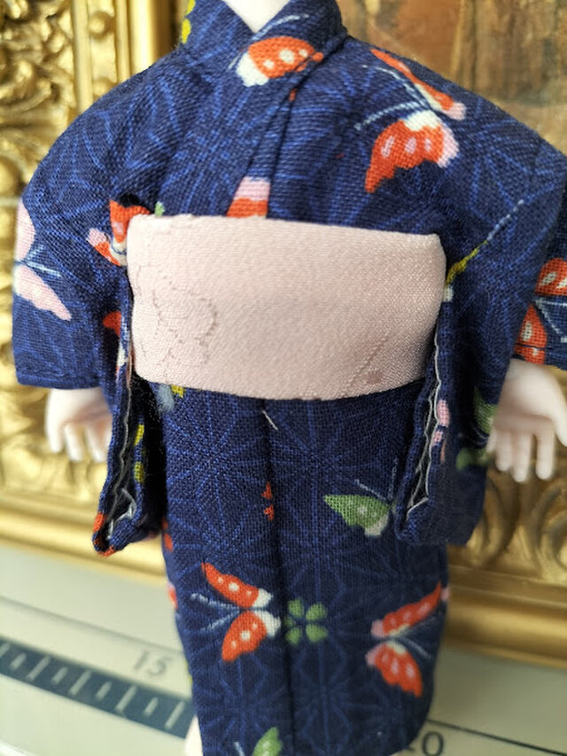 背丈15cm セリアドールの着物（3）（紺色の地に蝶々柄） | iichi 日々の暮らしを心地よくするハンドメイドやアンティークのマーケットプレイス