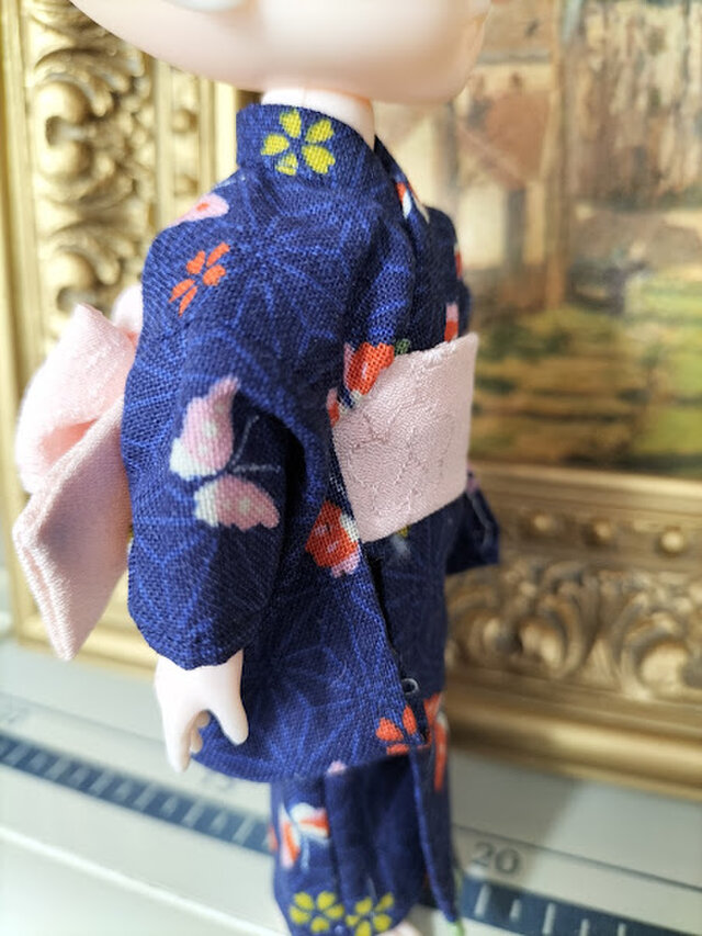 背丈15cm セリアドールの着物（3）（紺色の地に蝶々柄） | iichi 日々の暮らしを心地よくするハンドメイドやアンティークのマーケットプレイス