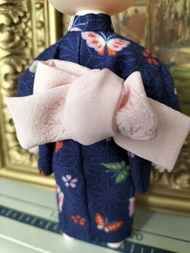 背丈15cm セリアドールの着物（3）（紺色の地に蝶々柄） | iichi 日々の暮らしを心地よくするハンドメイドやアンティークのマーケットプレイス