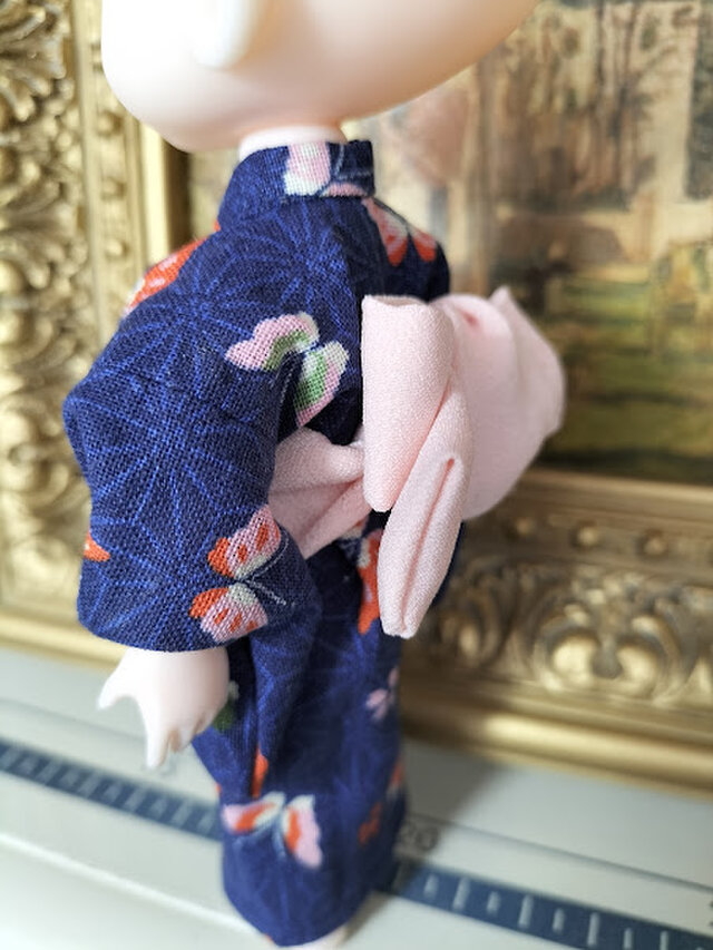 背丈15cm セリアドールの着物（3）（紺色の地に蝶々柄） | iichi 日々の暮らしを心地よくするハンドメイドやアンティークのマーケットプレイス