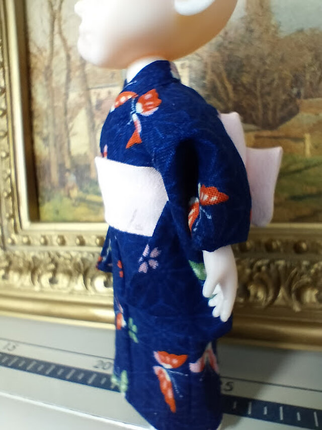 背丈15cm セリアドールの着物（3）（紺色の地に蝶々柄） | iichi 日々の暮らしを心地よくするハンドメイドやアンティークのマーケットプレイス