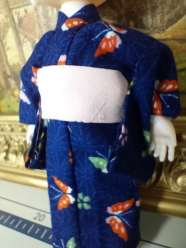 背丈15cm セリアドールの着物（3）（紺色の地に蝶々柄） | iichi 日々の暮らしを心地よくするハンドメイドやアンティークのマーケットプレイス