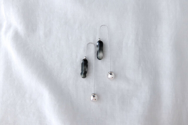 ピアス capsule bleu | iichi 日々の暮らしを心地よくするハンドメイドやアンティークのマーケットプレイス