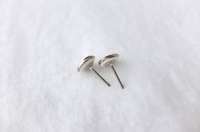 ピアス plain mini gris | iichi 日々の暮らしを心地よくするハンドメイドやアンティークのマーケットプレイス