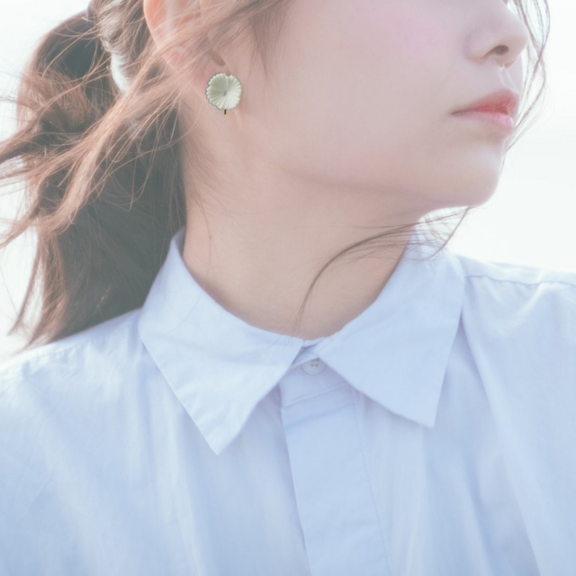 白い不思議な花の耳飾り 左耳2輪 | iichi 日々の暮らしを心地よくするハンドメイドやアンティークのマーケットプレイス