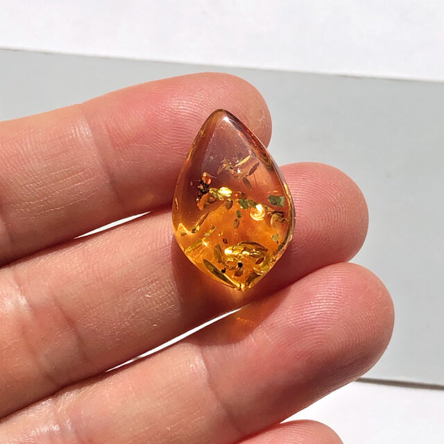 バルティックアンバー[142] 23x15mm 天然石 ／ ルース ／カボション | iichi 日々の暮らしを心地よくするハンドメイドやアンティークのマーケットプレイス