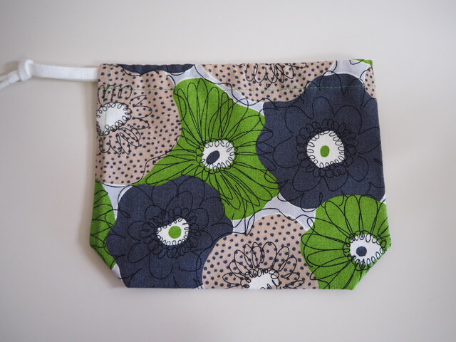 裏無し巾着(花柄ｷｬﾝﾊﾞｽ･ｸﾞﾘｰﾝ) 69. | iichi 日々の暮らしを心地よくするハンドメイドやアンティークのマーケットプレイス