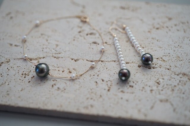 【seasons】10Kベビーパール×ブラックあこやラインピアス | iichi 日々の暮らしを心地よくするハンドメイドやアンティークのマーケットプレイス