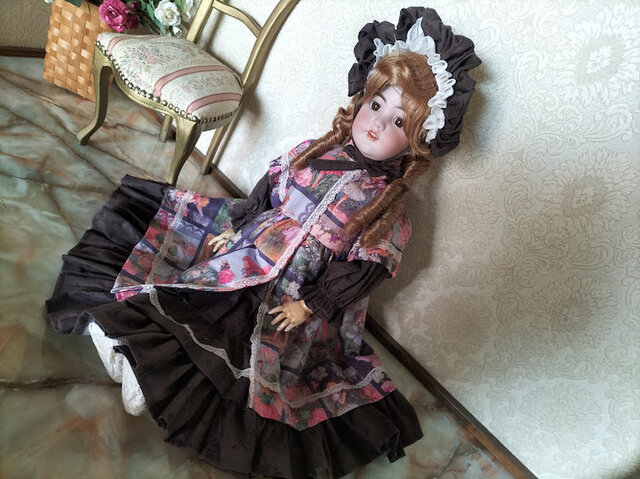 ドールの背丈が67～70cm用 エンジェル柄のドレスとボンネット（ベージュブラウン系） | iichi 日々の暮らしを心地よくするハンドメイドやアンティークのマーケットプレイス