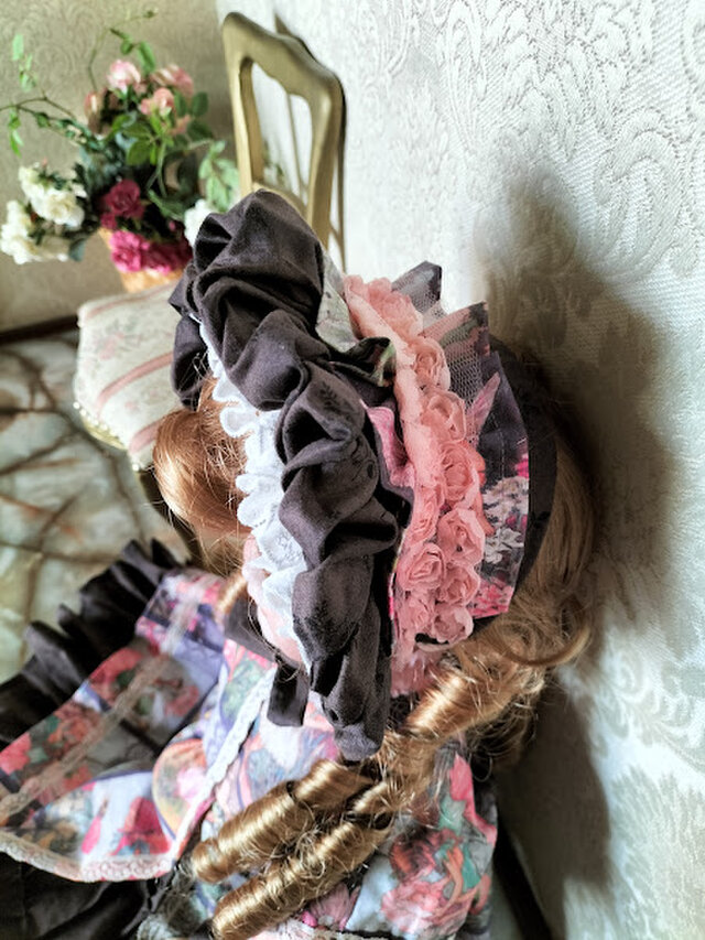 ドールの背丈が67～70cm用 エンジェル柄のドレスとボンネット（ベージュブラウン系） | iichi 日々の暮らしを心地よくするハンドメイドやアンティークのマーケットプレイス